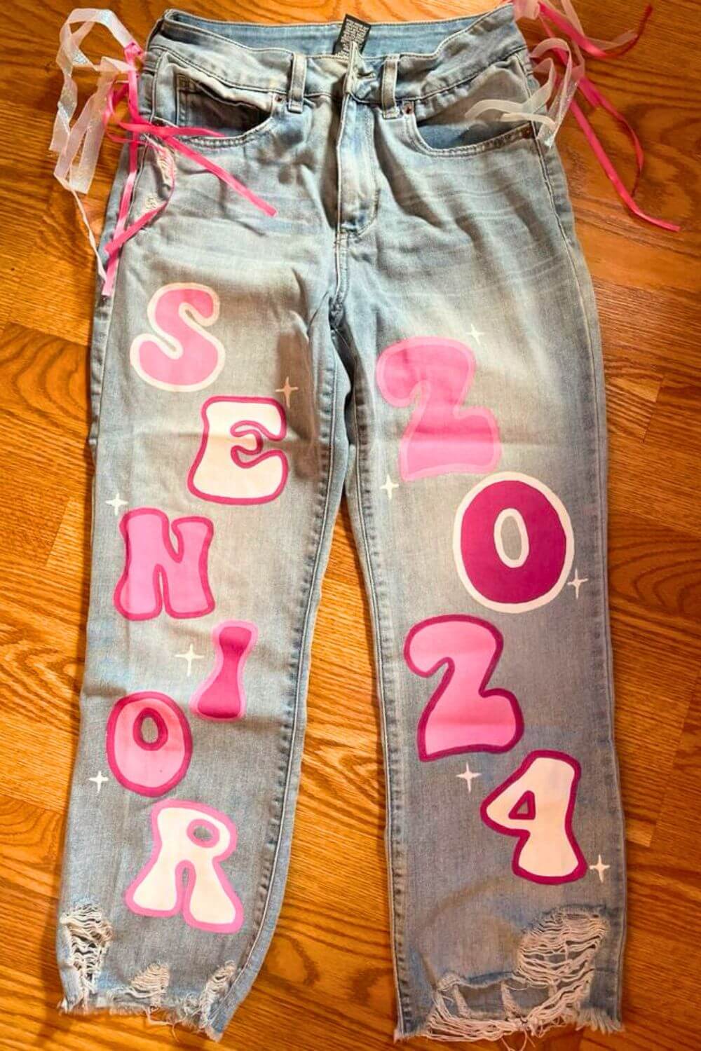 15 Cutest Senior Jeans Ideas We're Obsessing Over Right Now