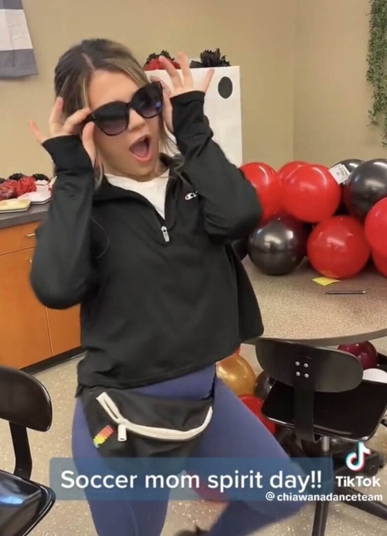 11 Best Soccer Mom Outfit Ideas To Copy For Spirit Week