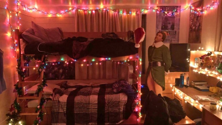14 Christmas Dorm Decor Ideas You'll Want to Copy - College Savvy