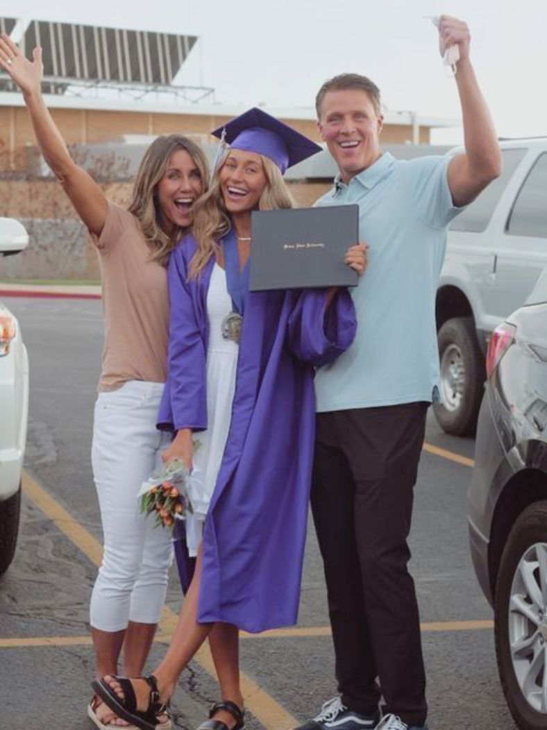 What Should Parents Wear To College Graduation? (Outfit Ideas For 2024)